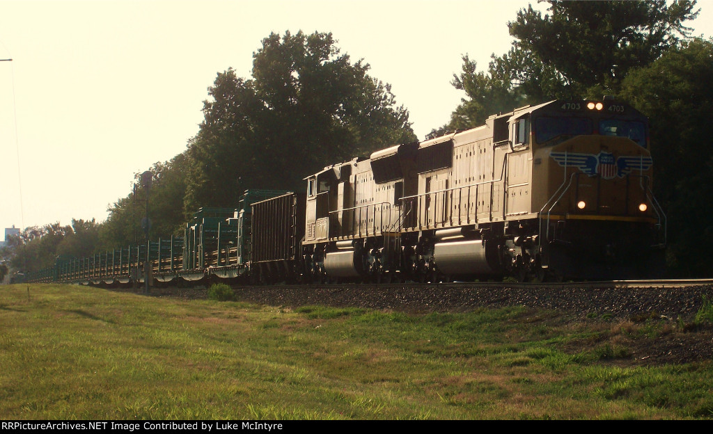 UP 4703 eastbound UP rail train